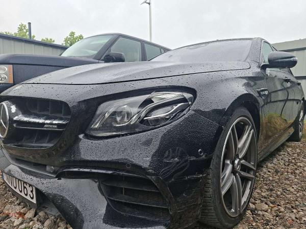Melns Mercedes-Benz E 63 AMG 2018 Kauņa, ar dzinēja tilpumu 0.00 L un nobraukumu 164 tūkst. km par 23250 €, foto 3 vietnē AUTOMOTO.COM.LV
