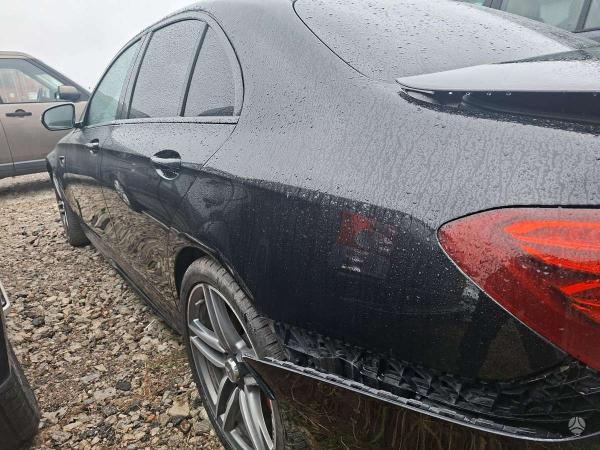 Melns Mercedes-Benz E 63 AMG 2018 Kauņa, ar dzinēja tilpumu 0.00 L un nobraukumu 164 tūkst. km par 23250 €, foto 5 vietnē AUTOMOTO.COM.LV