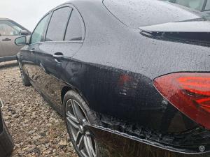 Black Mercedes-Benz E 63 AMG 2018 in Kaunas, with an engine capacity of 0.00 L and mileage of 164 thousand km for 23250 €, photo 6 on AUTOMOTO.COM.LV
