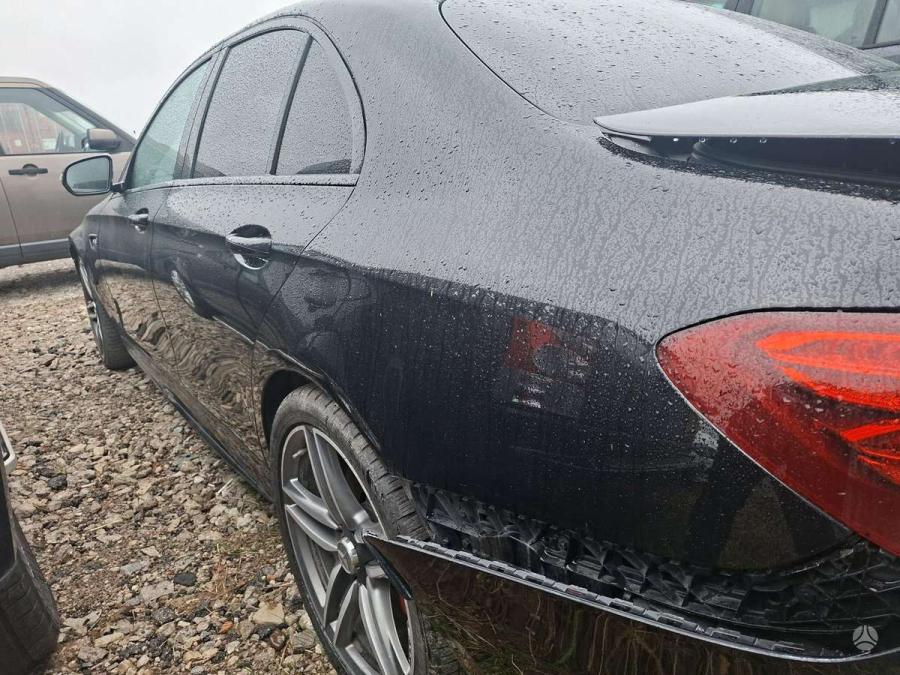Black Mercedes-Benz E 63 AMG 2018 in Kaunas, with an engine capacity of 0.00 L and mileage of 164 thousand km for 23250 €, photo 6 on AUTOMOTO.COM.LV