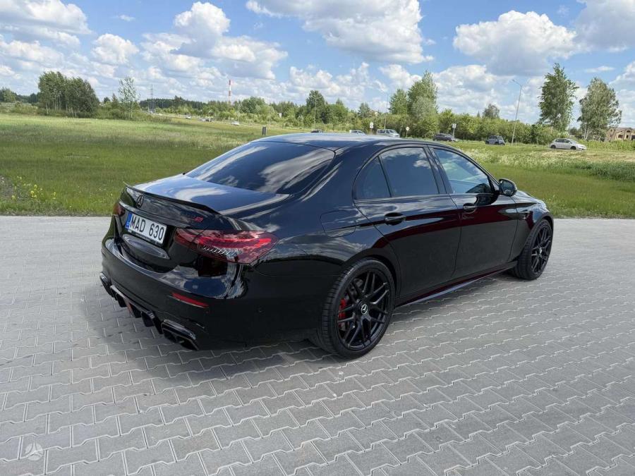 Черный Мерседес E 63 AMG 2019 в Шяуляй, объемом двигателя 3.98 л и пробегом 82 тыс. км за 72000 €, фото 1 на AUTOMOTO.COM.LV