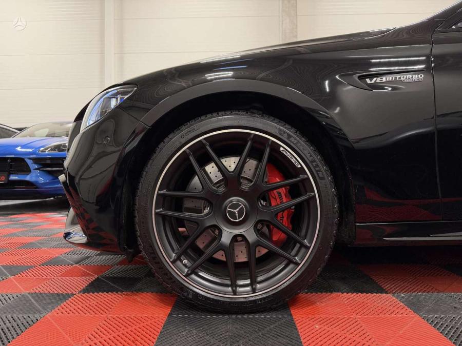 Melns Mercedes-Benz E 63 AMG 2022 Viļņa, ar dzinēja tilpumu 3.98 L un nobraukumu 15 tūkst. km par 99990 €, foto 9 vietnē AUTOMOTO.COM.LV