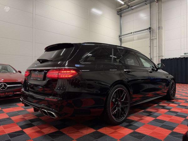 Melns Mercedes-Benz E 63 AMG 2022 Viļņa, ar dzinēja tilpumu 3.98 L un nobraukumu 19 tūkst. km par 84990 €, foto 4 vietnē AUTOMOTO.COM.LV