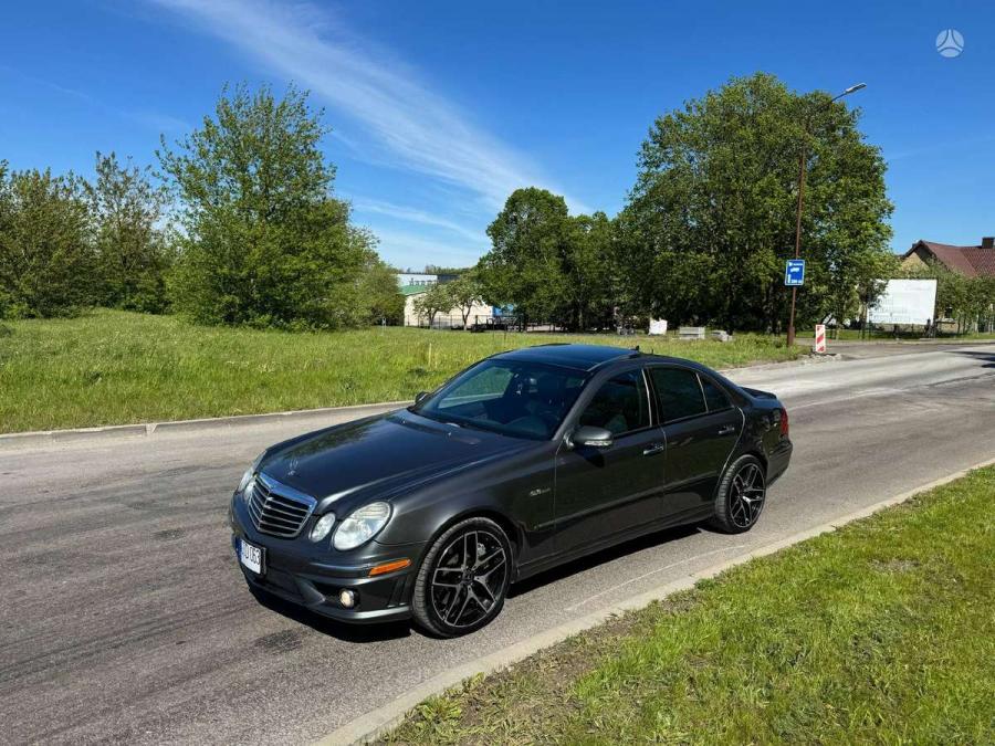 Grey Mercedes-Benz E 63 AMG 2008 in Siauliai, with an engine capacity of 6.20 L and mileage of 186 thousand km for 21000 €, photo 4 on AUTOMOTO.COM.LV