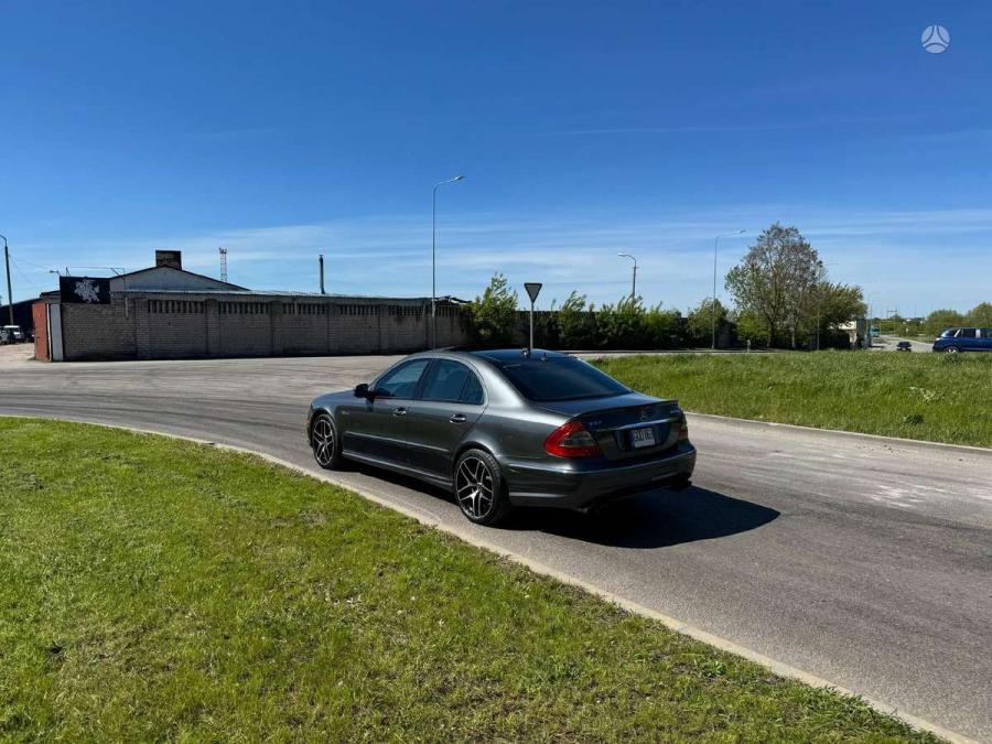 Grey Mercedes-Benz E 63 AMG 2008 in Siauliai, with an engine capacity of 6.20 L and mileage of 186 thousand km for 21000 €, photo 9 on AUTOMOTO.COM.LV
