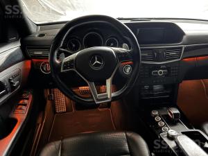 Pelēks Mercedes-Benz E 63 AMG 2012 Rīga, ar dzinēja tilpumu 5.50 L un nobraukumu 154 tūkst. km par 30000 €, foto 24 vietnē AUTOMOTO.COM.LV