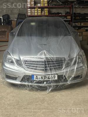Pelēks Mercedes-Benz E 63 AMG 2012 Rīga, ar dzinēja tilpumu 5.50 L un nobraukumu 154 tūkst. km par 30000 €, foto 25 vietnē AUTOMOTO.COM.LV