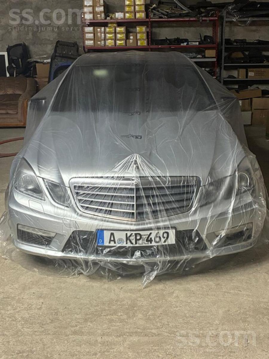 Pelēks Mercedes-Benz E 63 AMG 2012 Rīga, ar dzinēja tilpumu 5.50 L un nobraukumu 154 tūkst. km par 30000 €, foto 25 vietnē AUTOMOTO.COM.LV