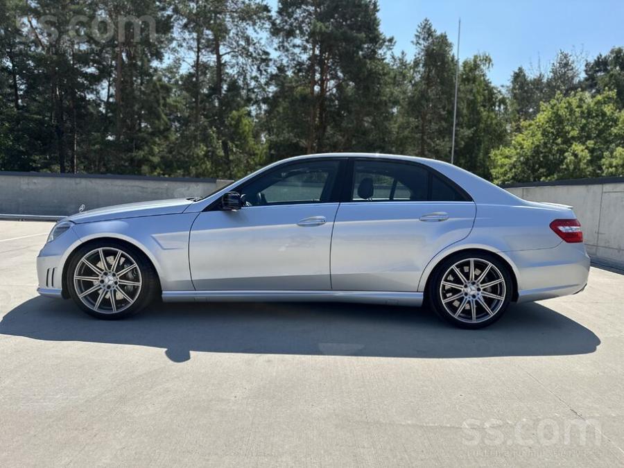 Pelēks Mercedes-Benz E 63 AMG 2012 Rīga, ar dzinēja tilpumu 5.50 L un nobraukumu 154 tūkst. km par 30000 €, foto 3 vietnē AUTOMOTO.COM.LV