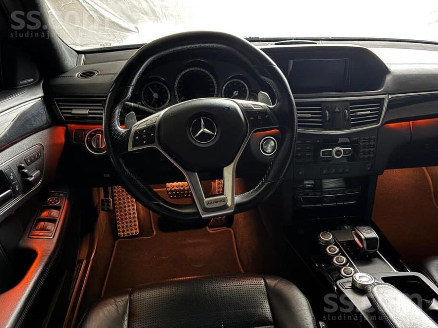 Pelēks Mercedes-Benz E 63 AMG 2012 Rīga, ar dzinēja tilpumu 5.50 L un nobraukumu 154 tūkst. km par 30000 €, foto 24 vietnē AUTOMOTO.COM.LV
