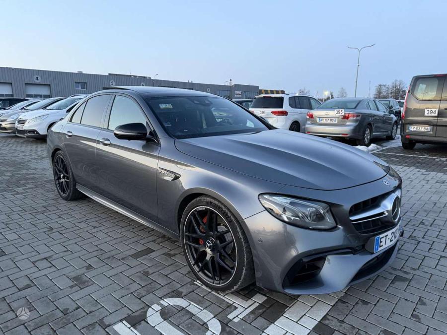 Серый Мерседес E 63 AMG 2018 в Клайпеда, объемом двигателя 3.98 л и пробегом 232 тыс. км за 39200 €, фото 1 на AUTOMOTO.COM.LV