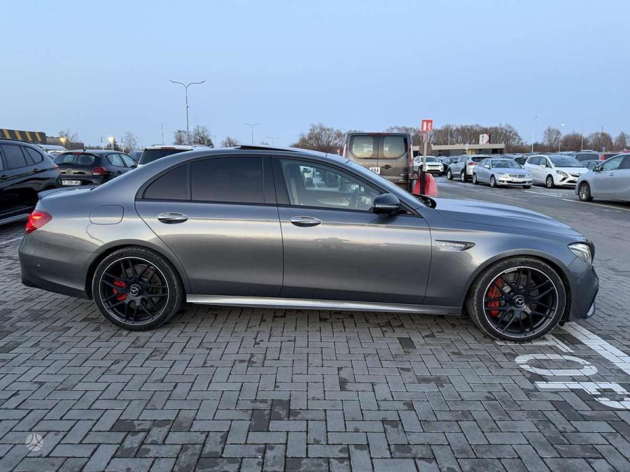 Серый Мерседес E 63 AMG 2018 в Клайпеда, объемом двигателя 3.98 л и пробегом 232 тыс. км за 39200 €, фото 9 на AUTOMOTO.COM.LV
