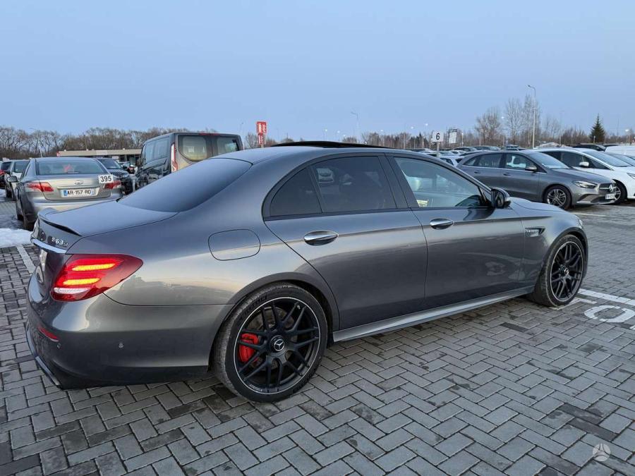 Серый Мерседес E 63 AMG 2018 в Клайпеда, объемом двигателя 3.98 л и пробегом 232 тыс. км за 39200 €, фото 10 на AUTOMOTO.COM.LV