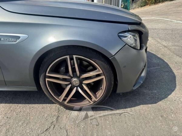 Мерседес E 63 AMG 2018 в Вильнюс на AUTOMOTO.COM.LV Серый Мерседес E 63 AMG 2018 в Вильнюс, объемом двигателя 3.98 л и пробегом 88 тыс. км за 24000 €, фото 4 на AUTOMOTO.COM.LV