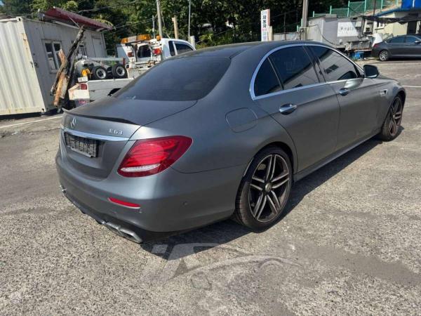 Мерседес E 63 AMG 2018 в Вильнюс на AUTOMOTO.COM.LV Серый Мерседес E 63 AMG 2018 в Вильнюс, объемом двигателя 3.98 л и пробегом 88 тыс. км за 24000 €, фото 5 на AUTOMOTO.COM.LV