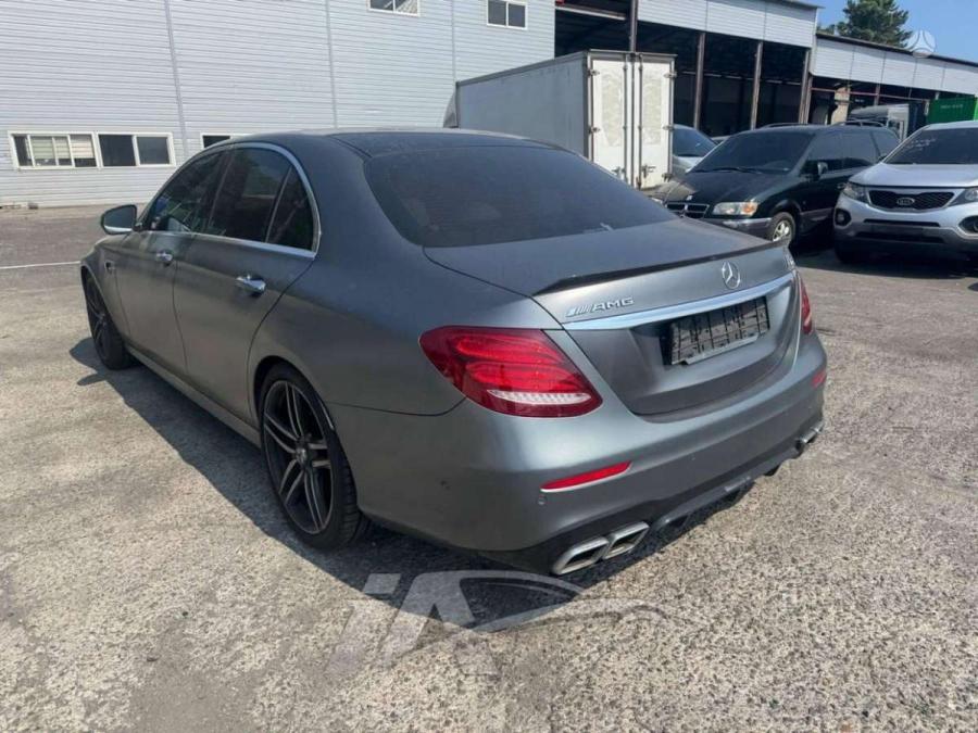 Серый Мерседес E 63 AMG 2018 в Вильнюс, объемом двигателя 3.98 л и пробегом 88 тыс. км за 24000 €, фото 6 на AUTOMOTO.COM.LV