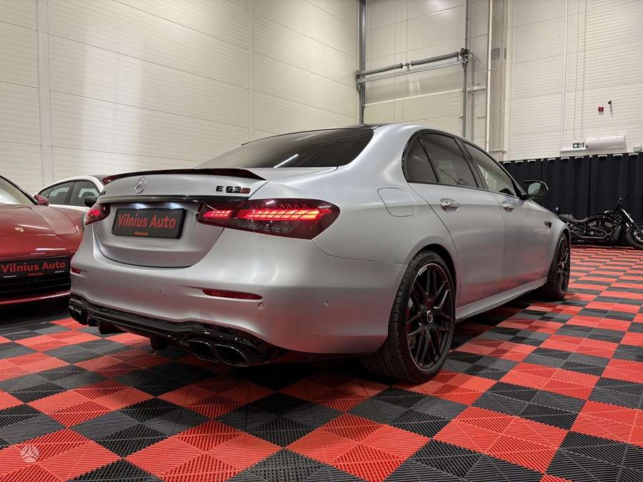 Pelēks Mercedes-Benz E 63 AMG 2021 Viļņa, ar dzinēja tilpumu 3.98 L un nobraukumu 82 tūkst. km par 79990 €, foto 4 vietnē AUTOMOTO.COM.LV