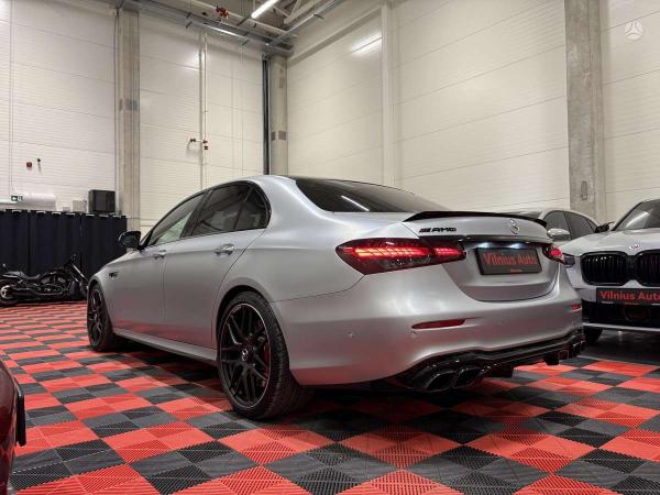 Pelēks Mercedes-Benz E 63 AMG 2021 Viļņa, ar dzinēja tilpumu 3.98 L un nobraukumu 82 tūkst. km par 79990 €, foto 6 vietnē AUTOMOTO.COM.LV