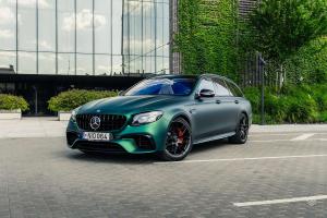 Grey Mercedes-Benz E 63 AMG 2018 in Vilnius, with an engine capacity of 3.98 L and mileage of 73 thousand km for 58000 €, photo 3 on AUTOMOTO.COM.LV