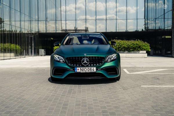 Pelēks Mercedes-Benz E 63 AMG 2018 Viļņa, ar dzinēja tilpumu 3.98 L un nobraukumu 73 tūkst. km par 58000 €, foto 4 vietnē AUTOMOTO.COM.LV