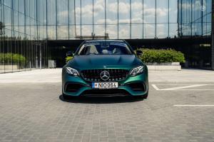 Grey Mercedes-Benz E 63 AMG 2018 in Vilnius, with an engine capacity of 3.98 L and mileage of 73 thousand km for 58000 €, photo 5 on AUTOMOTO.COM.LV