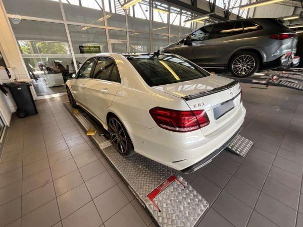Белый Мерседес E 63 AMG 2013 в Клайпеда, объемом двигателя 5.46 л и пробегом 60 тыс. км за 19300 €, фото 1 на AUTOMOTO.COM.LV