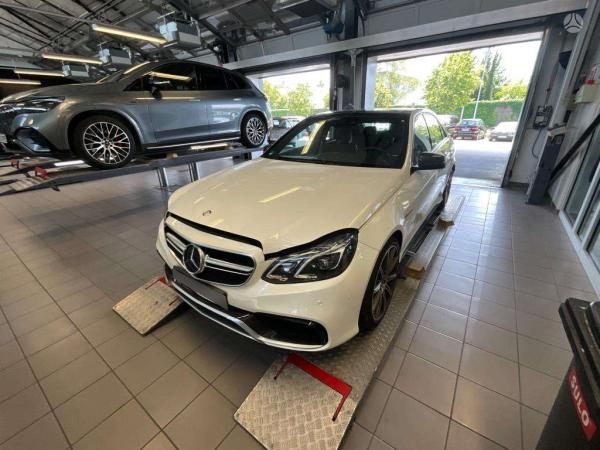 Белый Мерседес E 63 AMG 2013 в Клайпеда, объемом двигателя 5.46 л и пробегом 60 тыс. км за 19300 €, фото 2 на AUTOMOTO.COM.LV