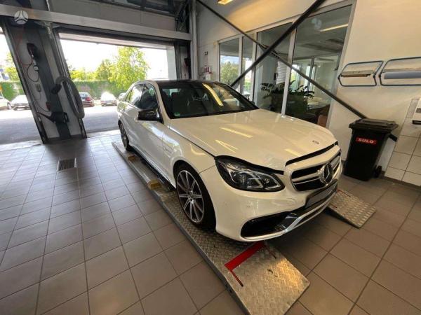 Белый Мерседес E 63 AMG 2013 в Клайпеда, объемом двигателя 5.46 л и пробегом 60 тыс. км за 19300 €, фото 3 на AUTOMOTO.COM.LV