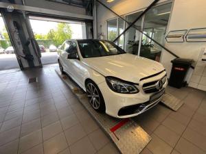 Белый Мерседес E 63 AMG 2013 в Клайпеда, объемом двигателя 5.46 л и пробегом 60 тыс. км за 19300 €, фото 4 на AUTOMOTO.COM.LV
