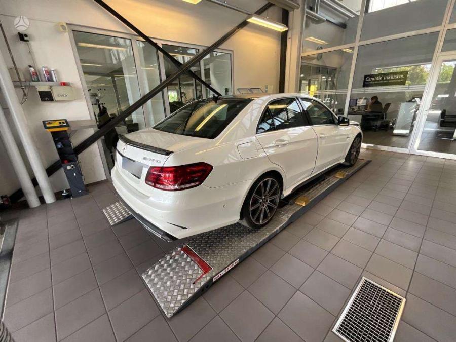 Белый Мерседес E 63 AMG 2013 в Клайпеда, объемом двигателя 5.46 л и пробегом 60 тыс. км за 19300 €, фото 5 на AUTOMOTO.COM.LV