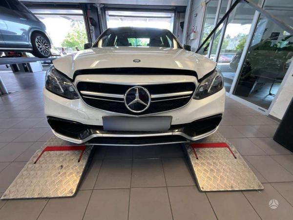 Белый Мерседес E 63 AMG 2013 в Клайпеда, объемом двигателя 5.46 л и пробегом 60 тыс. км за 19300 €, фото 5 на AUTOMOTO.COM.LV