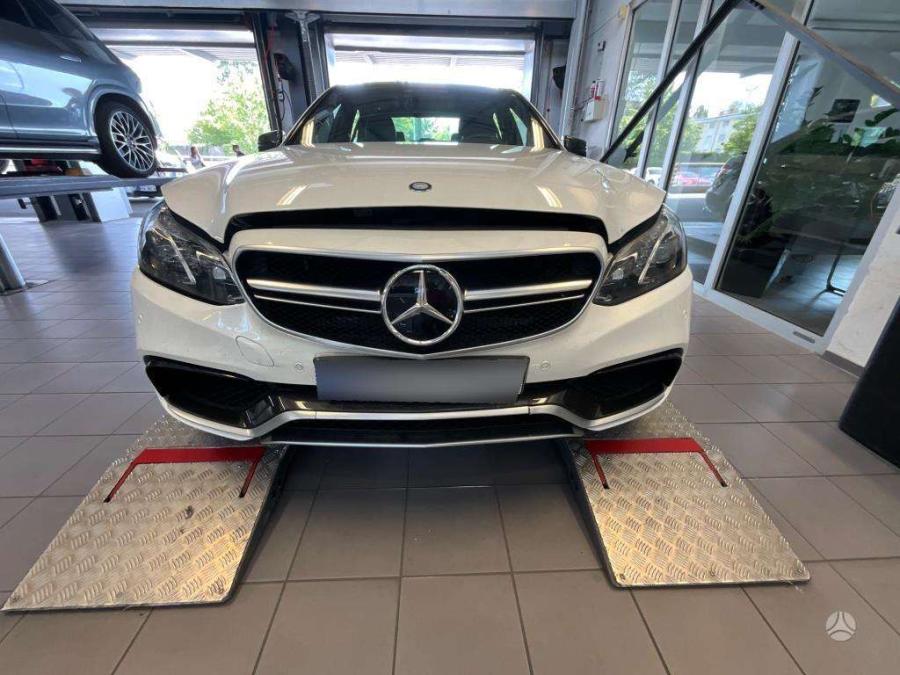 Белый Мерседес E 63 AMG 2013 в Клайпеда, объемом двигателя 5.46 л и пробегом 60 тыс. км за 19300 €, фото 6 на AUTOMOTO.COM.LV