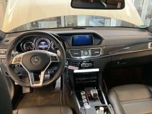 Белый Мерседес E 63 AMG 2013 в Клайпеда, объемом двигателя 5.46 л и пробегом 60 тыс. км за 19300 €, фото 11 на AUTOMOTO.COM.LV