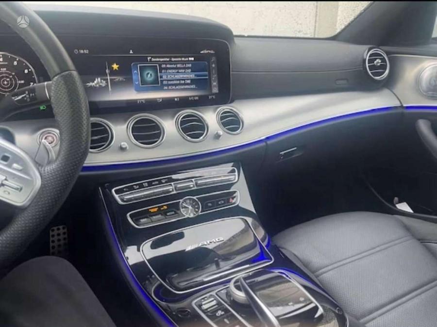 Белый Мерседес E 63 AMG 2018 в Каунас, объемом двигателя 3.98 л и пробегом 131 тыс. км за 82500 €, фото 3 на AUTOMOTO.COM.LV