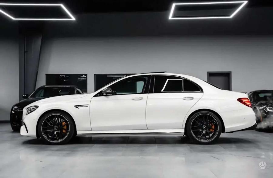 White Mercedes-Benz E 63 AMG 2018 in Alytus, with an engine capacity of 3.98 L and mileage of 145 thousand km for 71500 €, photo 7 on AUTOMOTO.COM.LV