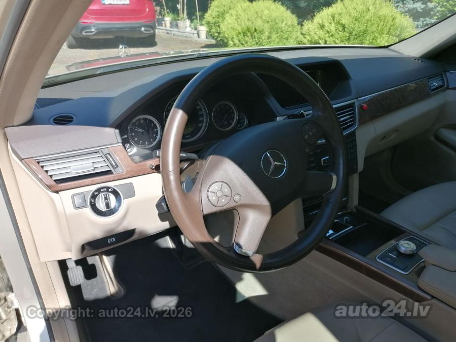 Smilšu krāsa Mercedes-Benz E-Class 2011 Tallina, ar dzinēja tilpumu 3.50 L un nobraukumu 155 tūkst. km par 9900 €, foto 10 vietnē AUTOMOTO.COM.LV