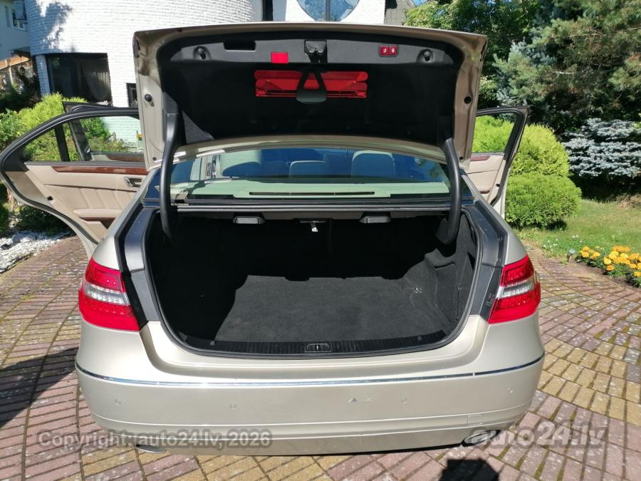 Smilšu krāsa Mercedes-Benz E-Class 2011 Tallina, ar dzinēja tilpumu 3.50 L un nobraukumu 155 tūkst. km par 9900 €, foto 16 vietnē AUTOMOTO.COM.LV