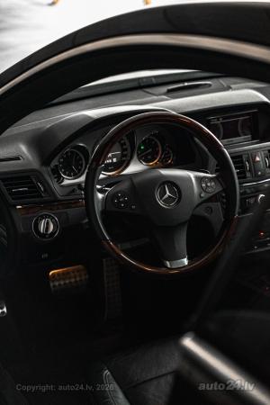 Melns Mercedes-Benz E-Class 2009 Tallina, ar dzinēja tilpumu 3.00 L un nobraukumu 276 tūkst. km par 9999 €, foto 12 vietnē AUTOMOTO.COM.LV