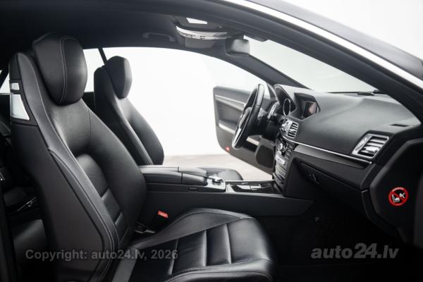 Mercedes-Benz E-Class 2014 in Tallinn on AUTOMOTO.COM.LV Black Mercedes-Benz E-Class 2014 in Tallinn, with an engine capacity of 2.10 L and mileage of 205 thousand km for 13999 €, photo 11 on AUTOMOTO.COM.LV