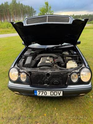 Melns Mercedes-Benz E-Class 1995 Tallina, ar dzinēja tilpumu 3.20 L un nobraukumu 249 tūkst. km par 7500 €, foto  vietnē AUTOMOTO.COM.LV