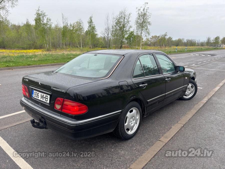 Черный Мерседес Е-Класс 1998 в Таллин, объемом двигателя 2.90 л и пробегом 444 тыс. км за 1699 €, фото 5 на AUTOMOTO.COM.LV
