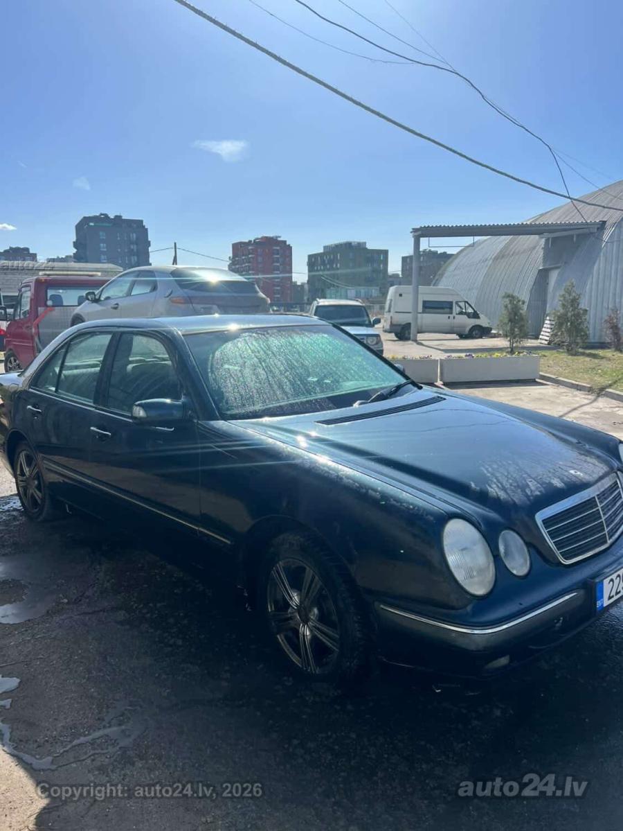 Black Mercedes-Benz E-Class 2000 in Tallinn, with an engine capacity of 2.60 L and mileage of 315 thousand km for 1700 €, photo 4 on AUTOMOTO.COM.LV