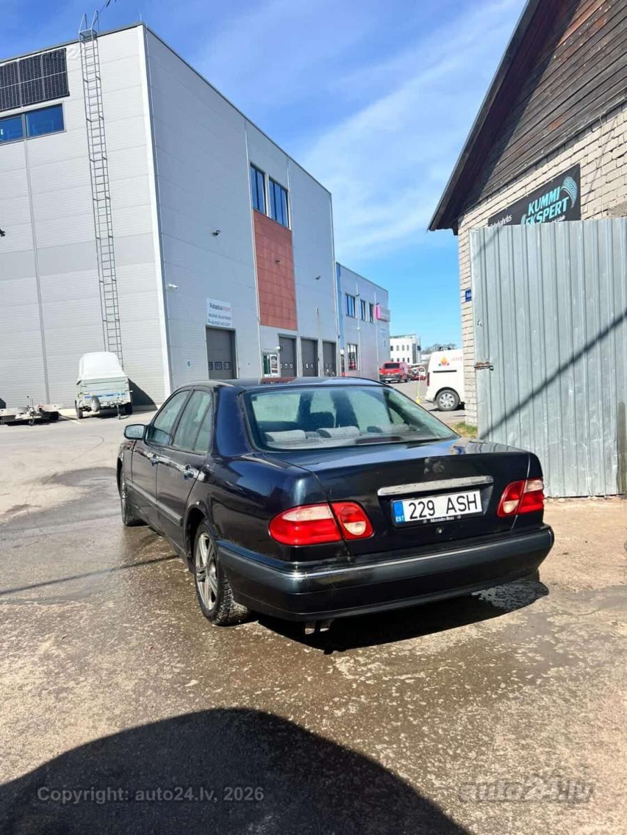 Black Mercedes-Benz E-Class 2000 in Tallinn, with an engine capacity of 2.60 L and mileage of 315 thousand km for 1700 €, photo 6 on AUTOMOTO.COM.LV