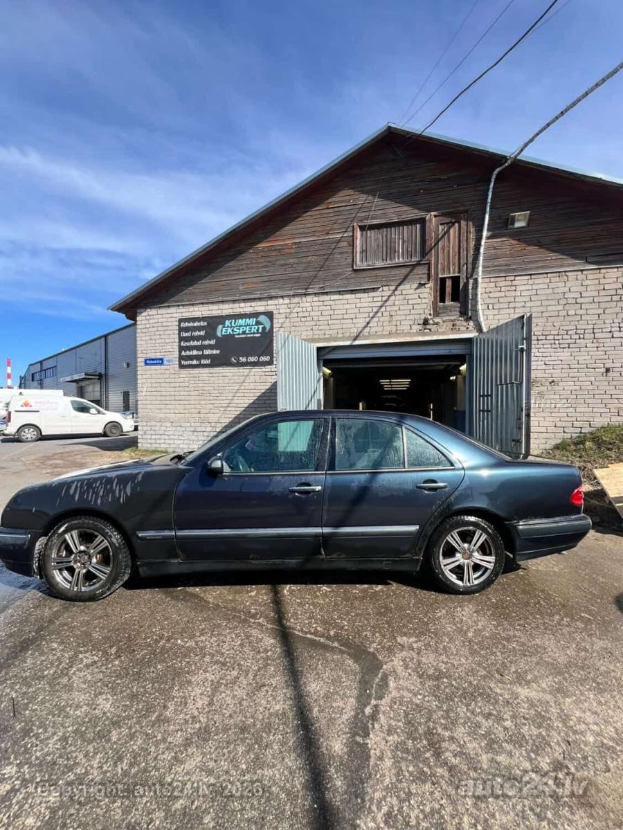 Black Mercedes-Benz E-Class 2000 in Tallinn, with an engine capacity of 2.60 L and mileage of 315 thousand km for 1700 €, photo 7 on AUTOMOTO.COM.LV