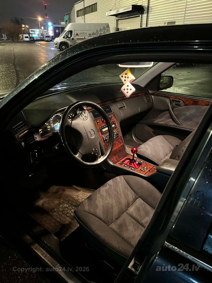 Black Mercedes-Benz E-Class 2000 in Tallinn, with an engine capacity of 2.60 L and mileage of 315 thousand km for 1700 €, photo 8 on AUTOMOTO.COM.LV