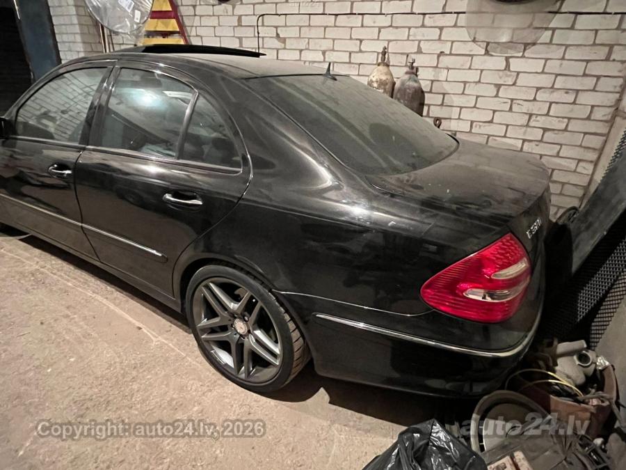 Black Mercedes-Benz E-Class 2003 in Tallinn, with an engine capacity of 3.20 L and mileage of 202 thousand km for 6000 €, photo 6 on AUTOMOTO.COM.LV
