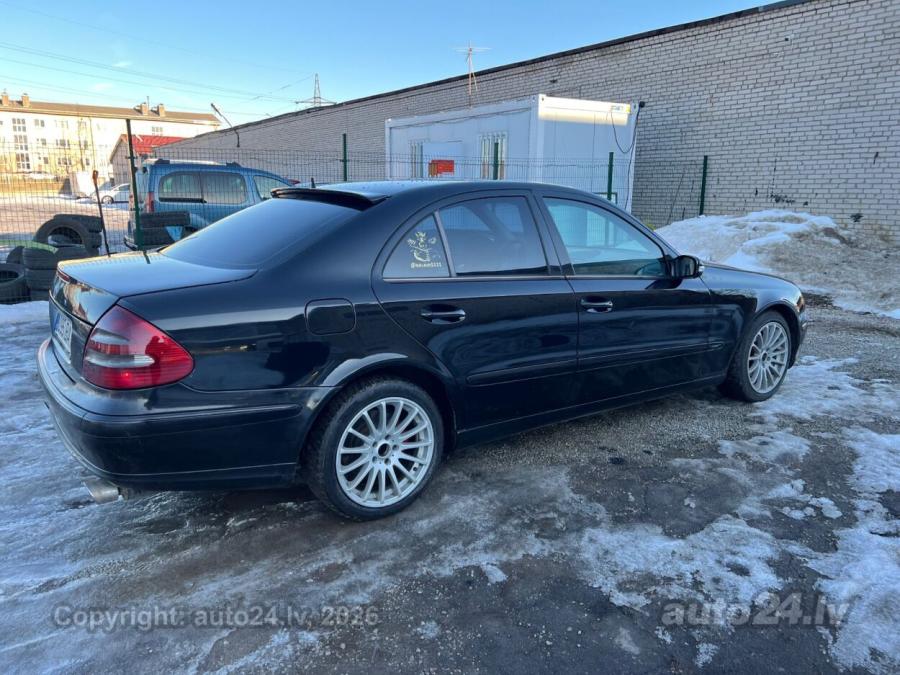 Melns Mercedes-Benz E-Class 2004 Narva, ar dzinēja tilpumu 2.10 L un nobraukumu 412 tūkst. km par 1999 €, foto 12 vietnē AUTOMOTO.COM.LV
