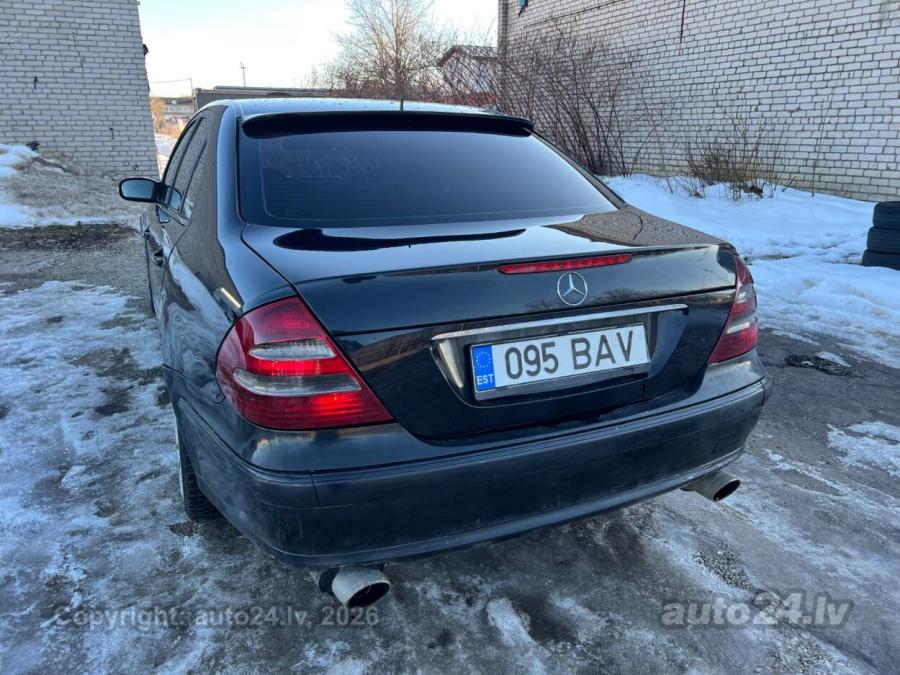 Melns Mercedes-Benz E-Class 2004 Narva, ar dzinēja tilpumu 2.10 L un nobraukumu 412 tūkst. km par 1999 €, foto 16 vietnē AUTOMOTO.COM.LV