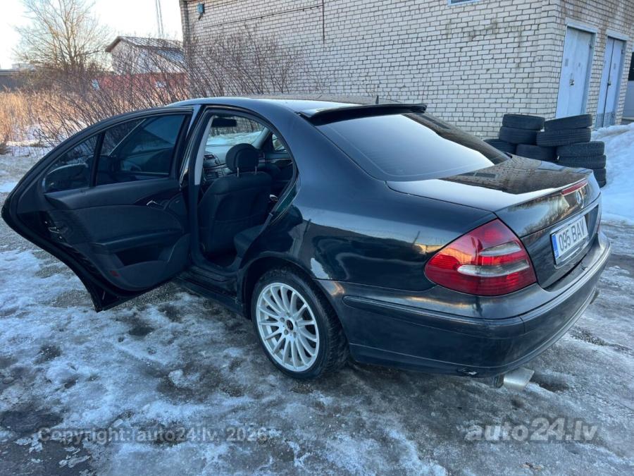 Melns Mercedes-Benz E-Class 2004 Narva, ar dzinēja tilpumu 2.10 L un nobraukumu 412 tūkst. km par 1999 €, foto 18 vietnē AUTOMOTO.COM.LV