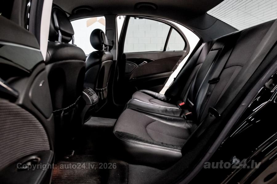 Melns Mercedes-Benz E-Class 2004 Pērnava, ar dzinēja tilpumu 2.10 L un nobraukumu 403 tūkst. km par 2990 €, foto 14 vietnē AUTOMOTO.COM.LV